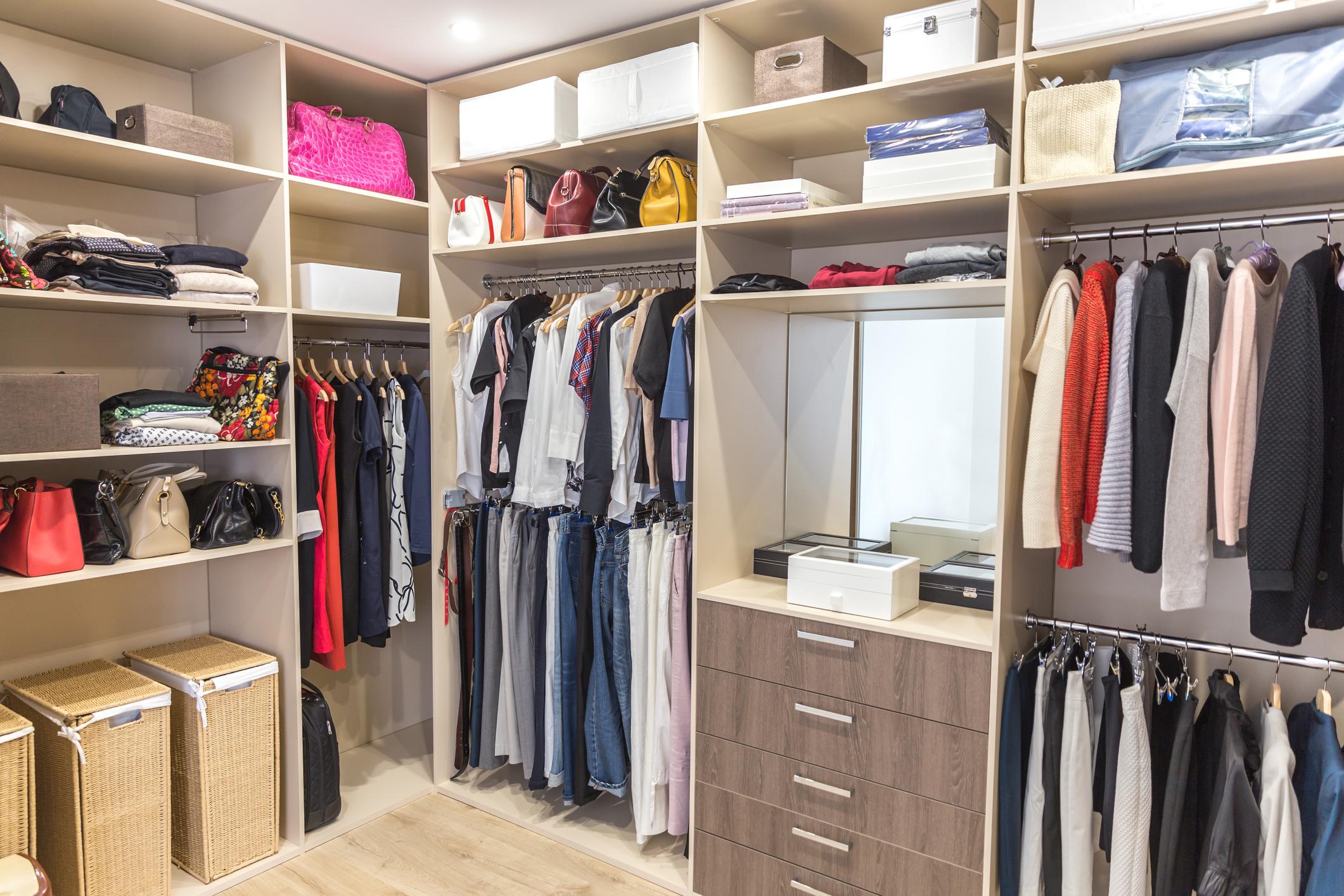 Guarda-roupa funcional: aprenda como montar o seu