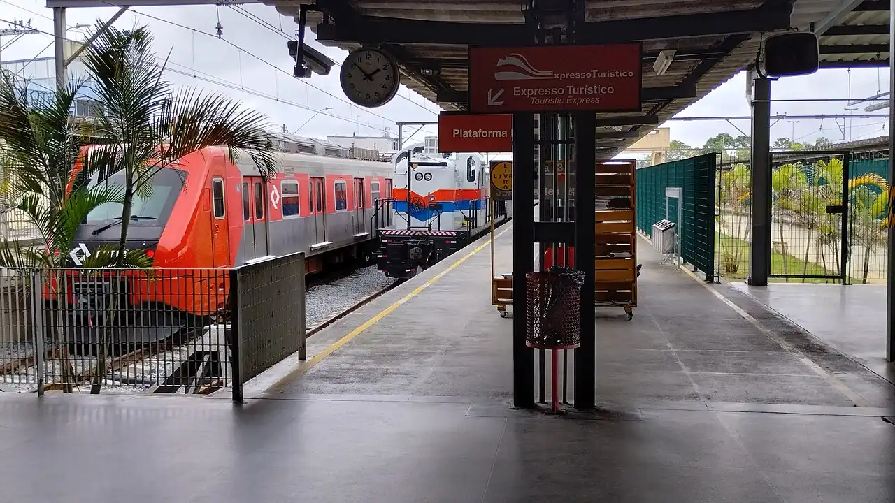 Linha 11 – Coral: trem da CPTM liga São Paulo a Mogi das Cruzes