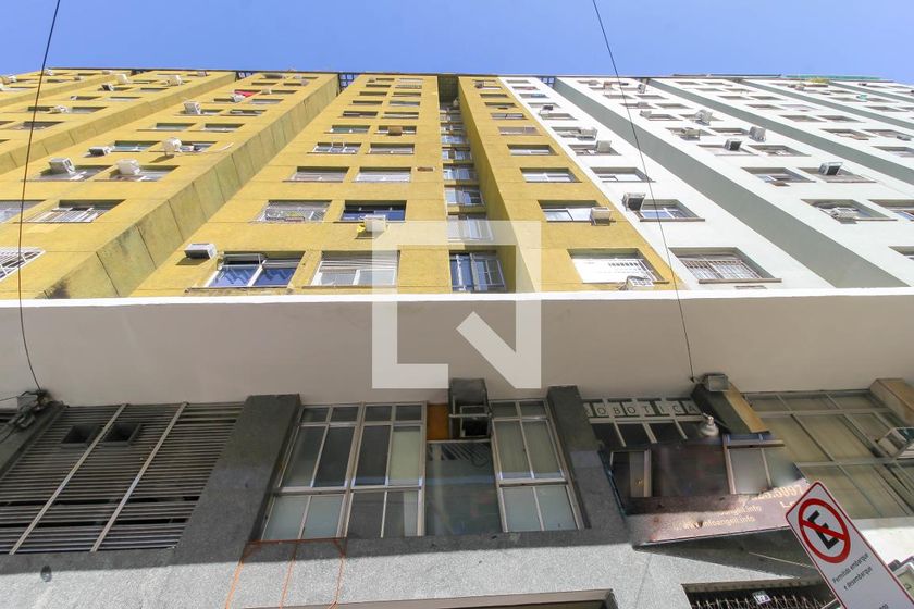 Alugue ou compre no Condomínio Centro comercial catete - Catete, Rio de ...